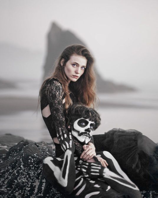 Photographer painted 20 models like skeletons to tell a story of love ...