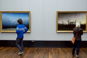 Photographer waits for hours to capture museum visitors who match the ...
