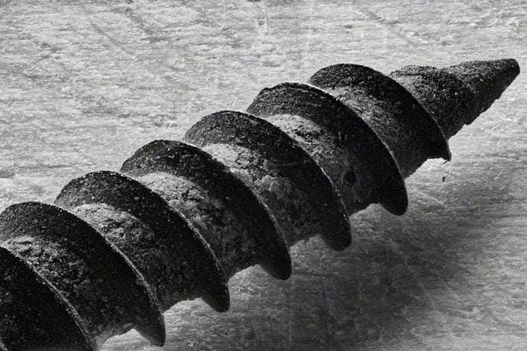 Focus stacking: 89 images of an old screw