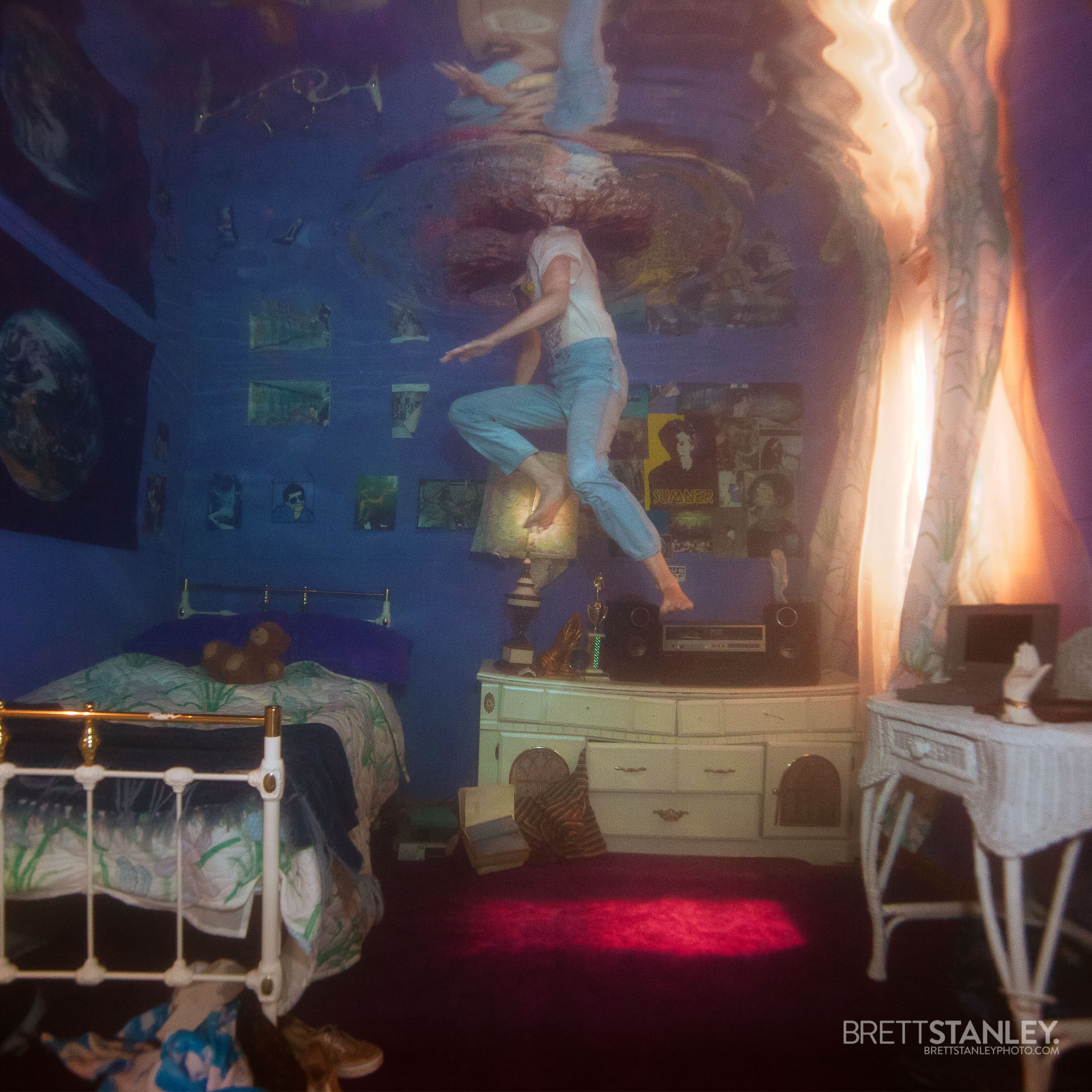 This photographer creates epic underwater rooms in his backyard