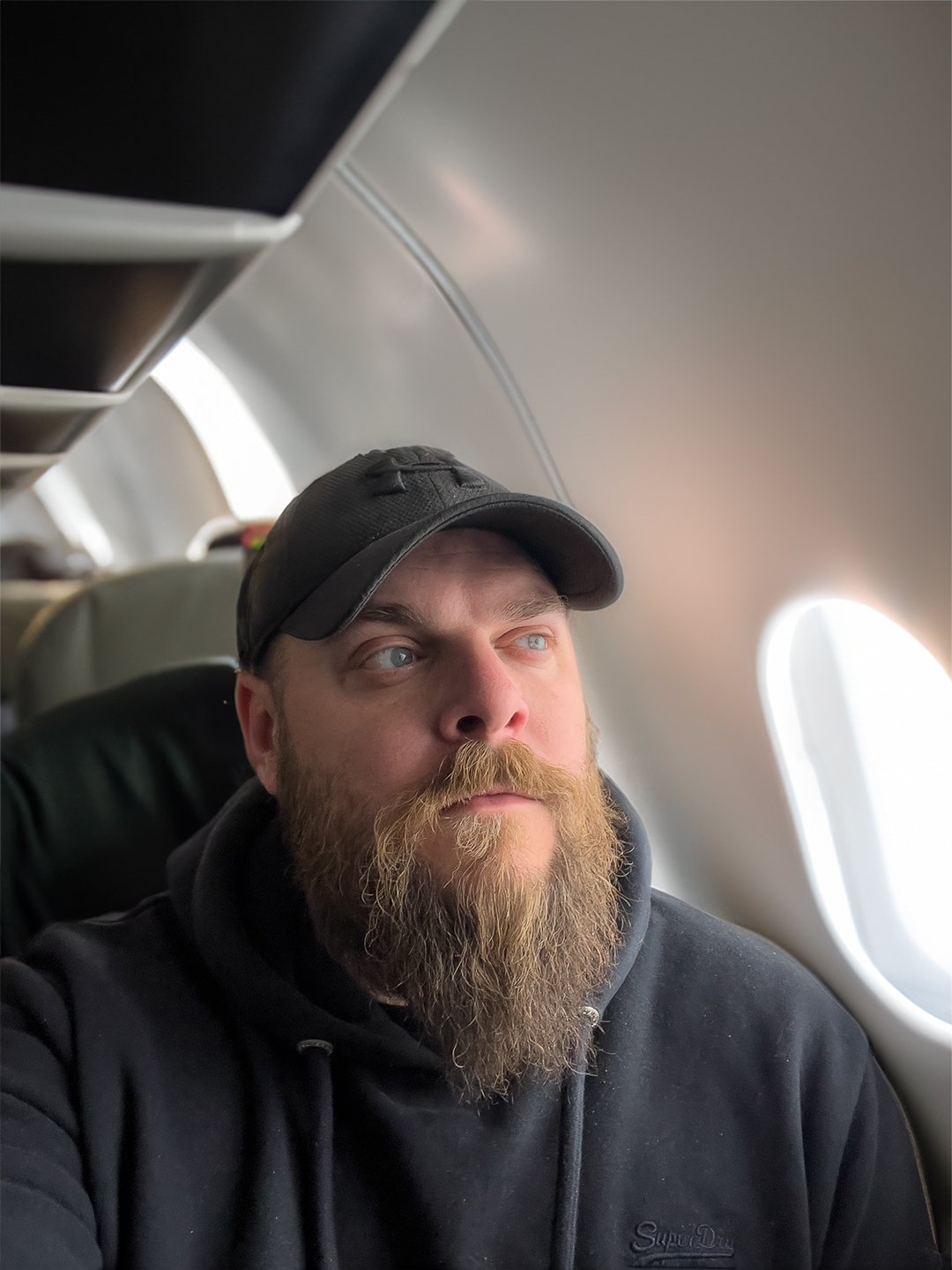 Photographer uses AI to create a fake vacation, pranks his followers