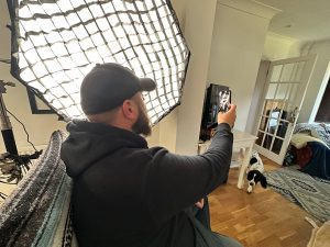 Photographer uses AI to create a fake vacation, pranks his followers