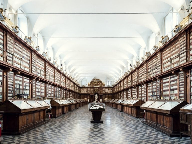 The photographer behind the most symmetrical architectural photos in ...